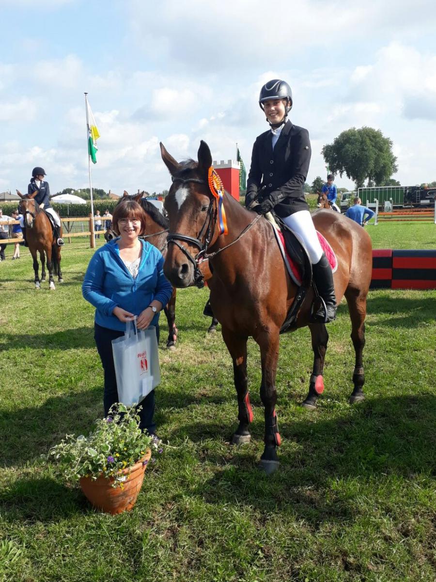 Traditiegewijs aanwezig op Jumping Eke | De Hoefslag - manege en ...